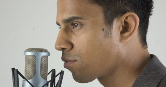 O cantor Eder Miguel se apresenta no palco do A Lanterna